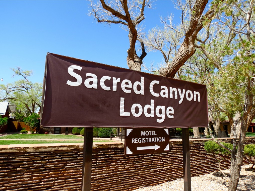 Exploring Arizona's Canyon De Chelly - Savvy Sassy Moms