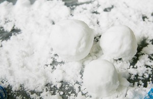 How to Make Your Own Snow {with just a few household ingredients}!