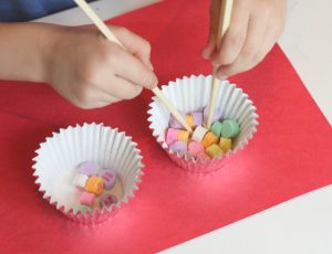 Valentine's Day 'Minute to Win It' games - Savvy Sassy Moms