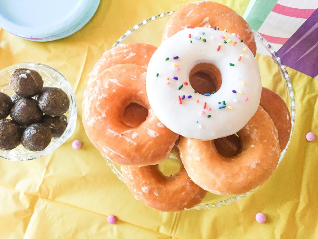 How to host an easy donut party - Savvy Sassy Moms