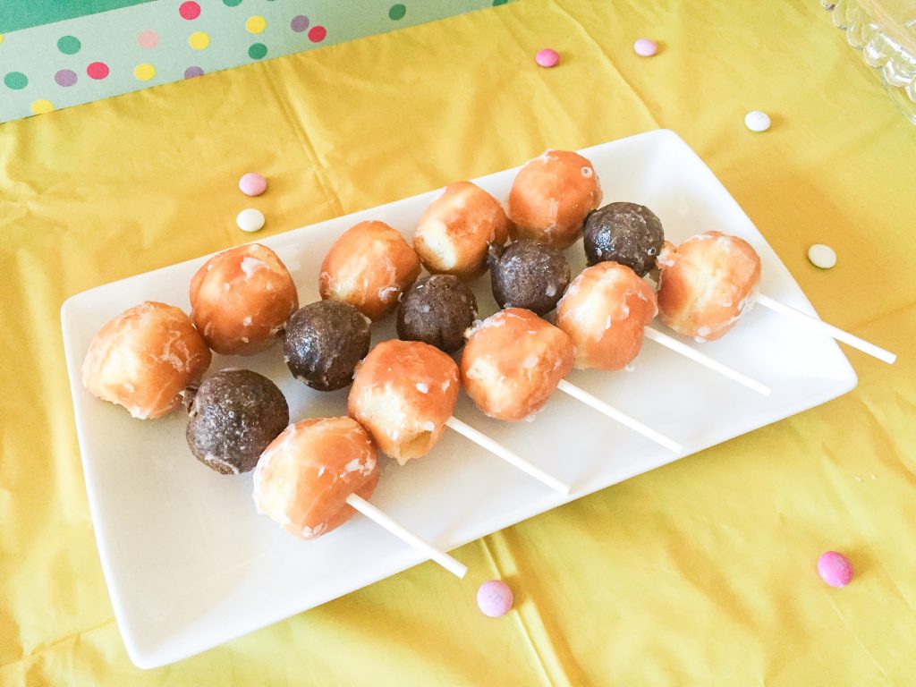How to host an easy donut party - Savvy Sassy Moms